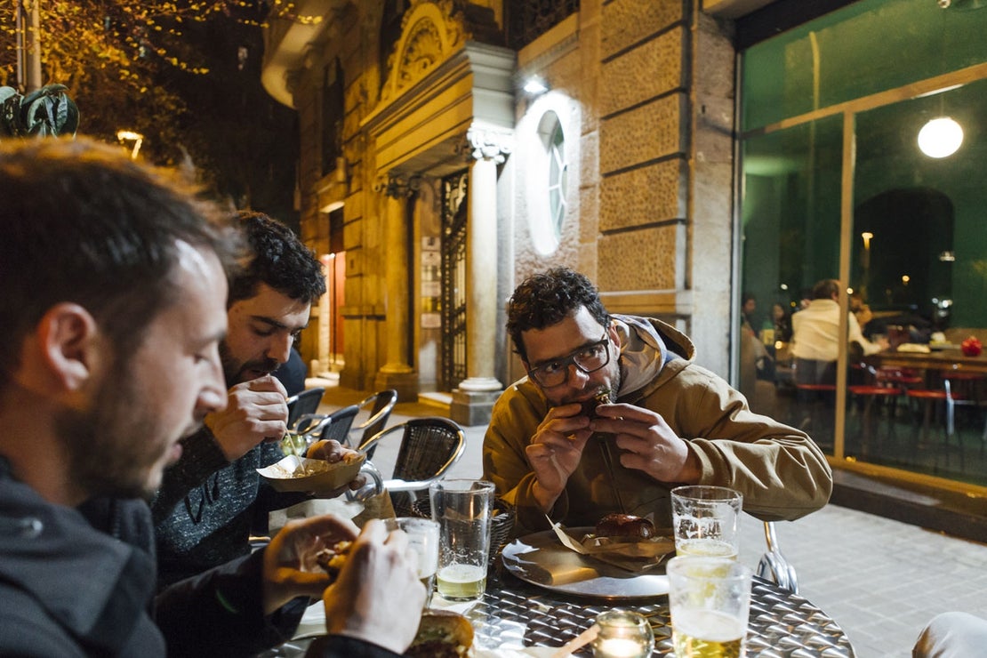 'Torpedo', bar de Rafa Peña con una hamburguesa de lujo | Guía Repsol