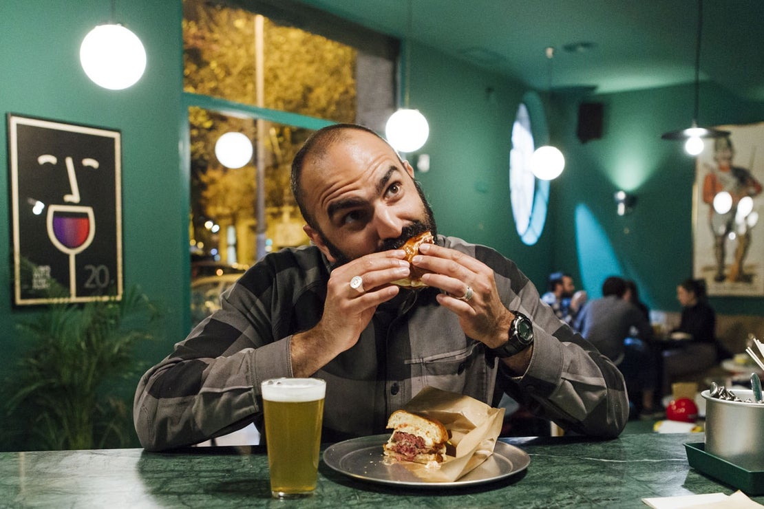 'Torpedo', bar de Rafa Peña con una hamburguesa de lujo | Guía Repsol